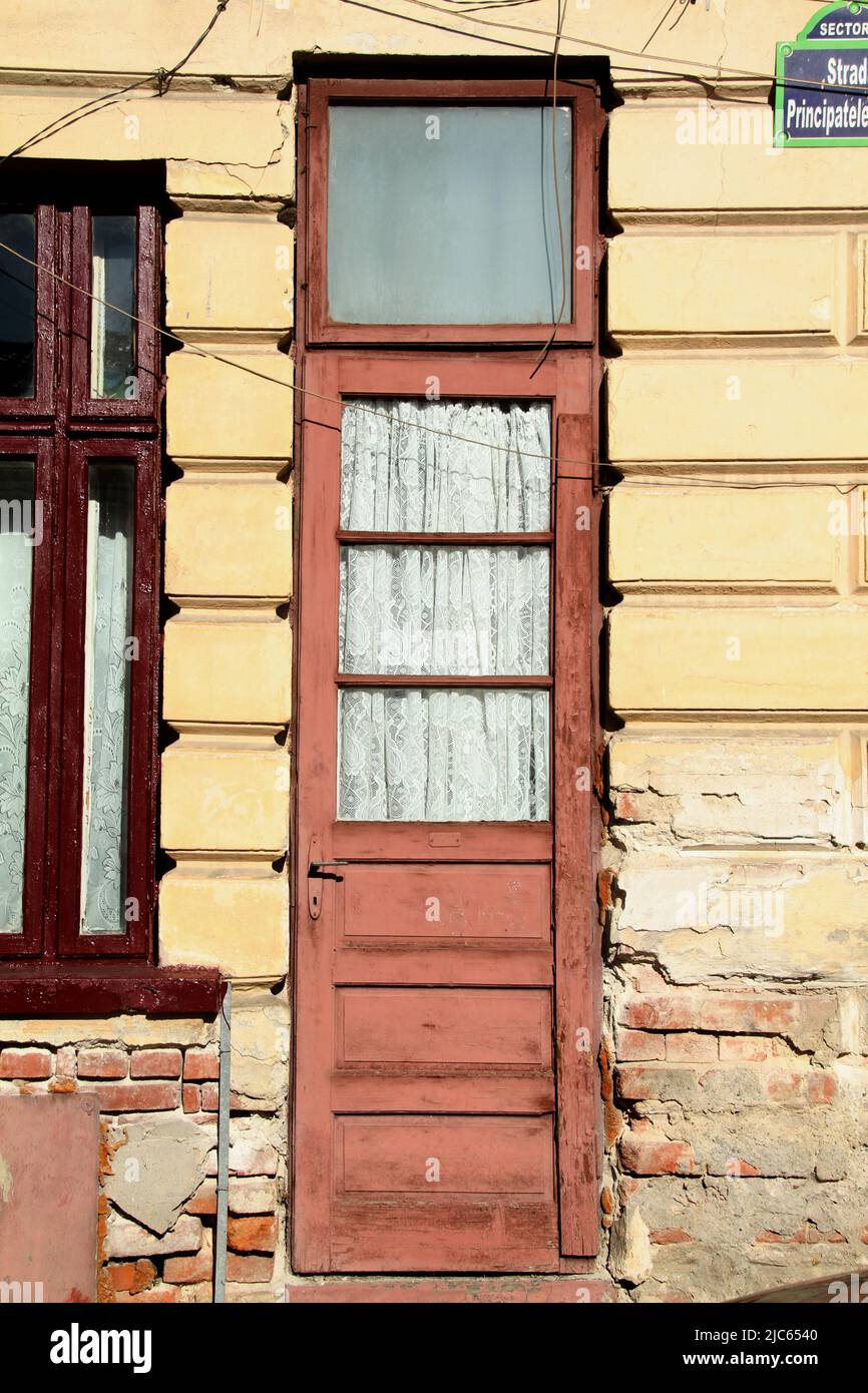 Narrow door hi-res stock photography and images - Alamy