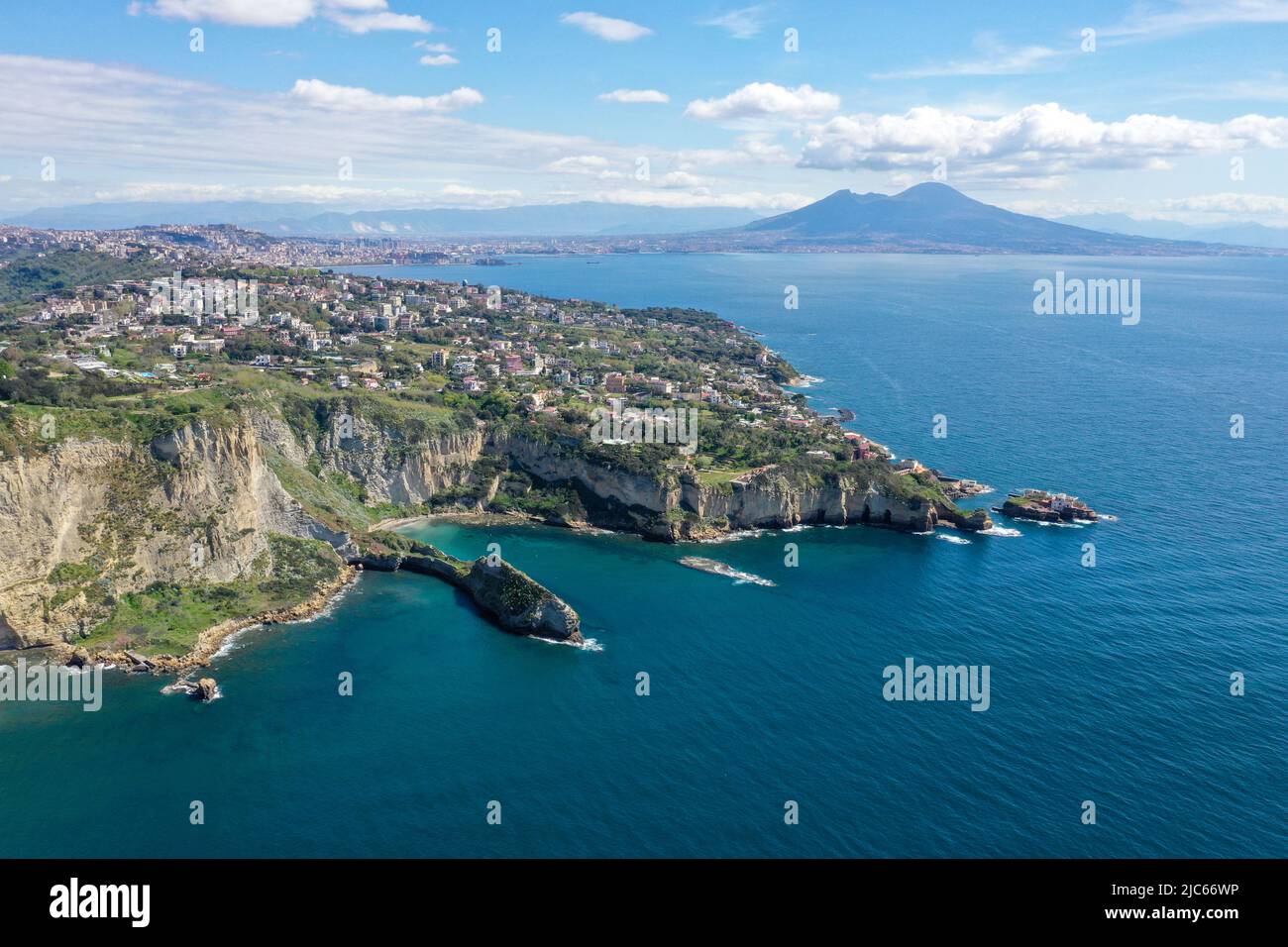 Napoli dal mare: Posillipo, la Gaiola, il Vesuvio Stock Photo - Alamy