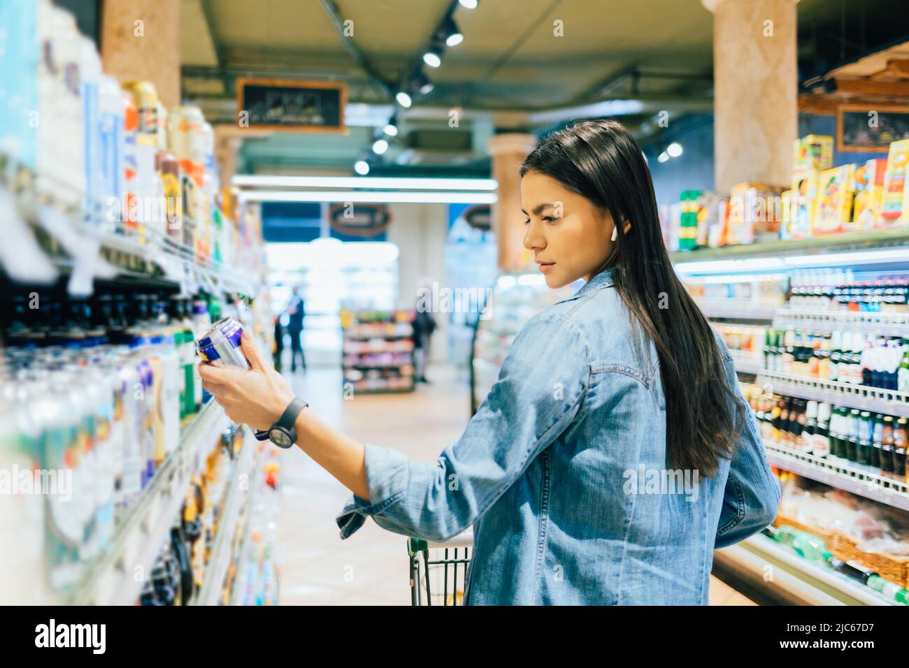 Consumer reading label hi-res stock photography and images - Alamy