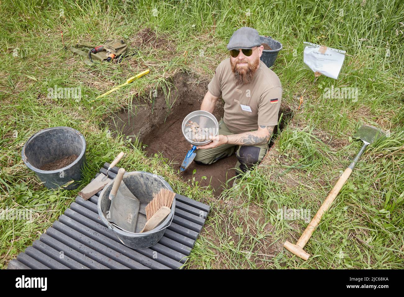 Archaeology sieve hi-res stock photography and images - Alamy