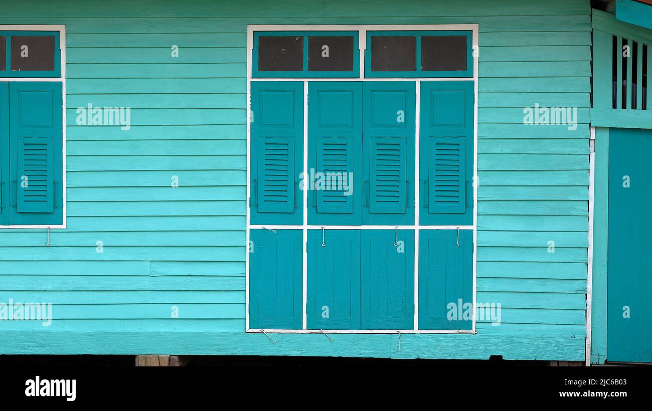 Dark green windows hi-res stock photography and images - Alamy