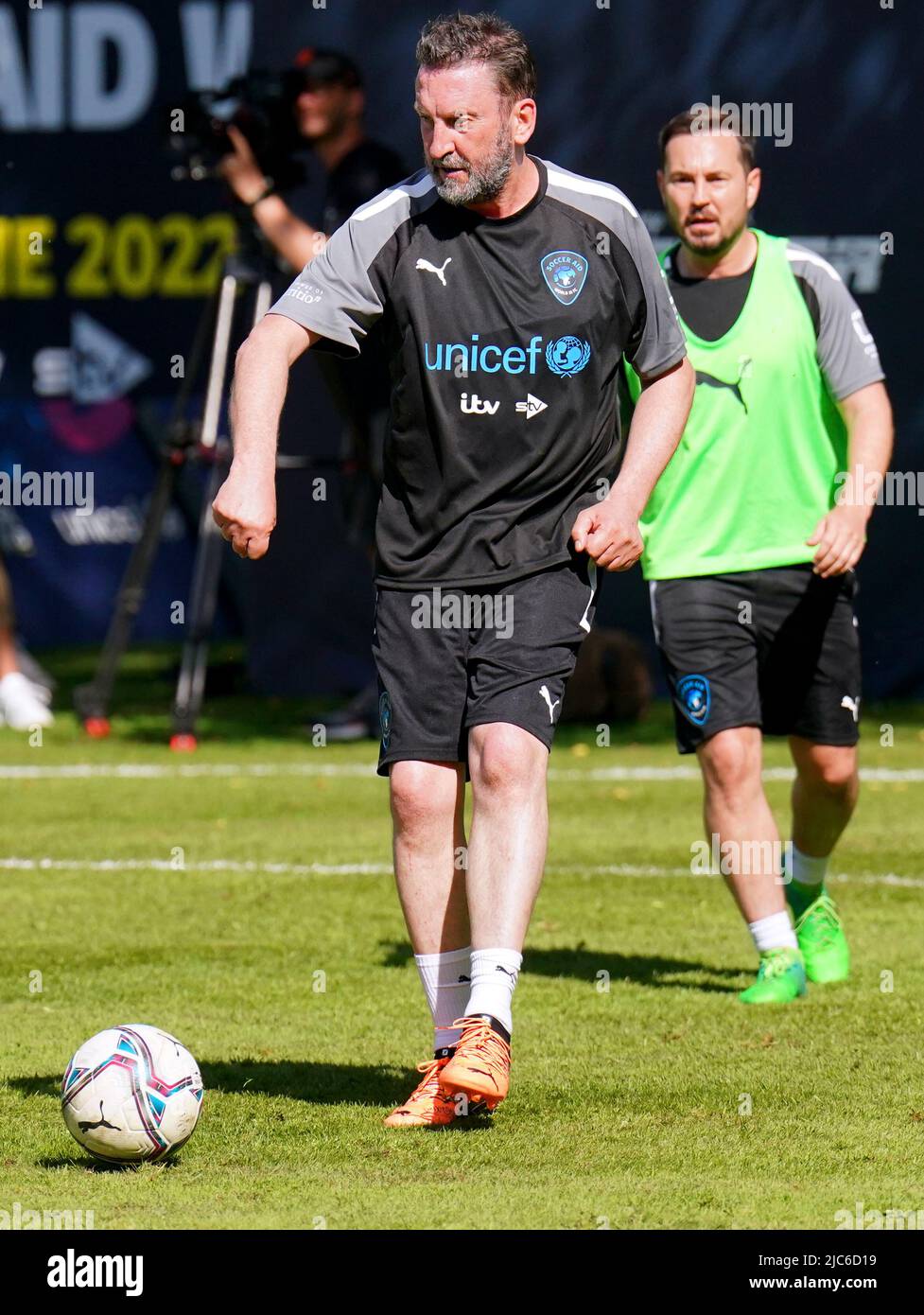 Lee mack football hi-res stock photography and images - Alamy