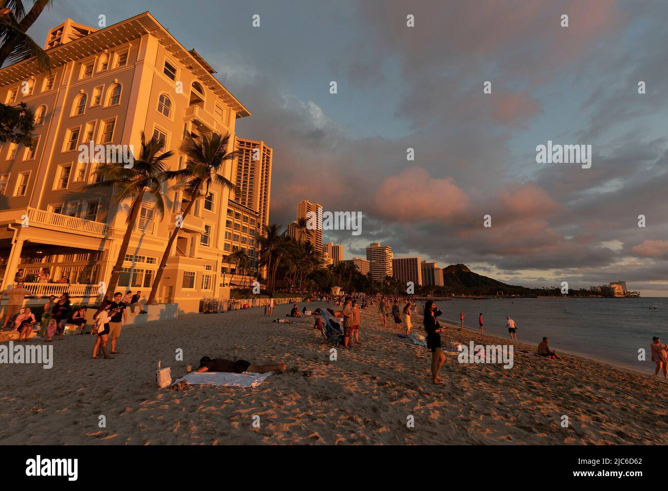 Moana Surfrider and Diamond Head, Oahu, Hawaii Stock Photo - Alamy