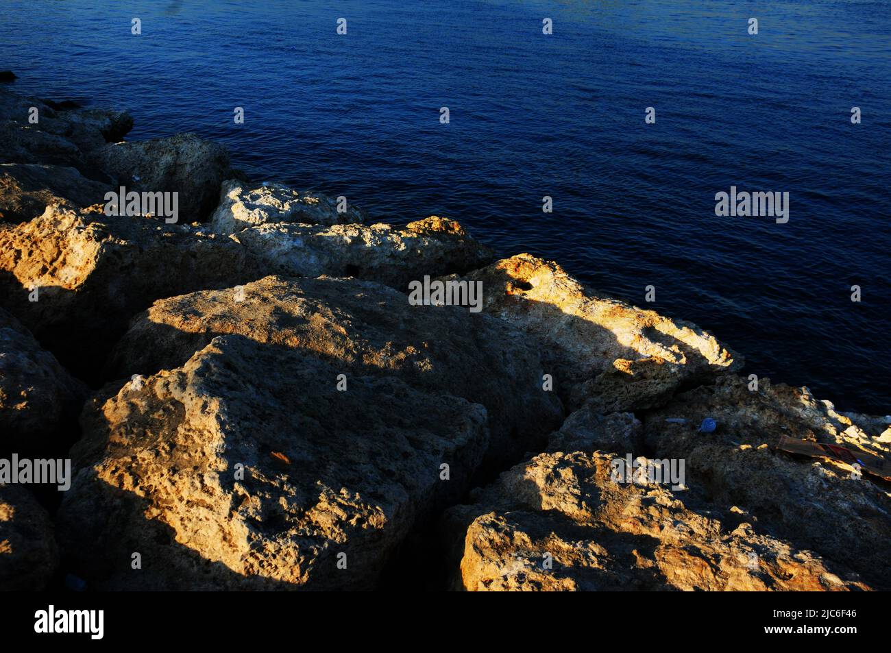 Side rocks hi-res stock photography and images - Alamy