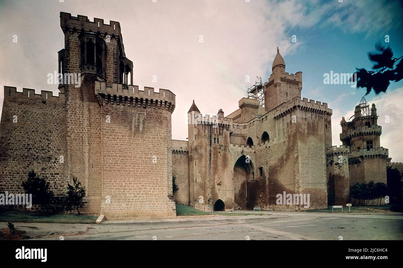 EXTERIOR DEL CASTILLO DE OLITE CONSTRUIDO EN EL SIGLO XIII Y REFORMADO ...