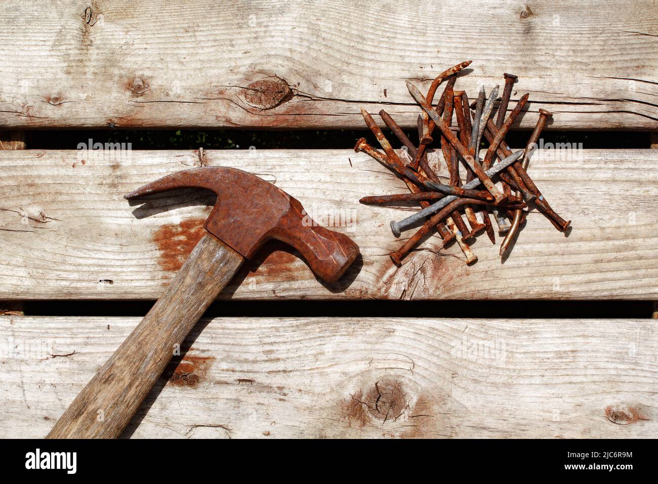 Rusty and bent carpentry nails with wooden hammer Stock Photo - Alamy