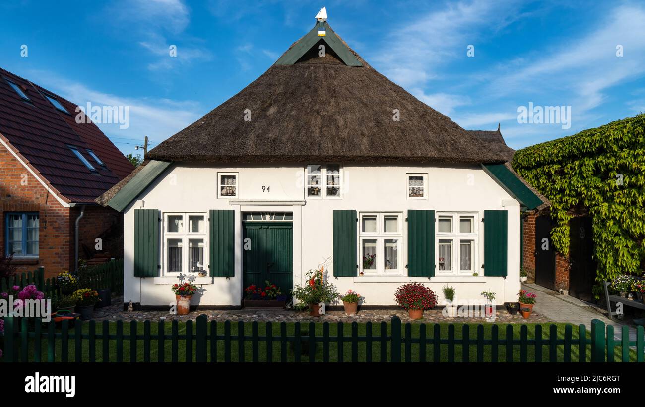 Reetdach Haus in Greifswald Wieck / Ostsee Stock Photo - Alamy