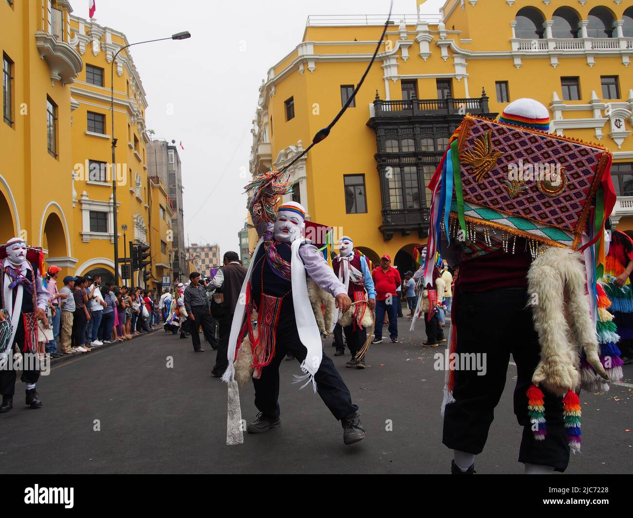 Whip duel in the procession. Hundreds of people accompanied the images ...