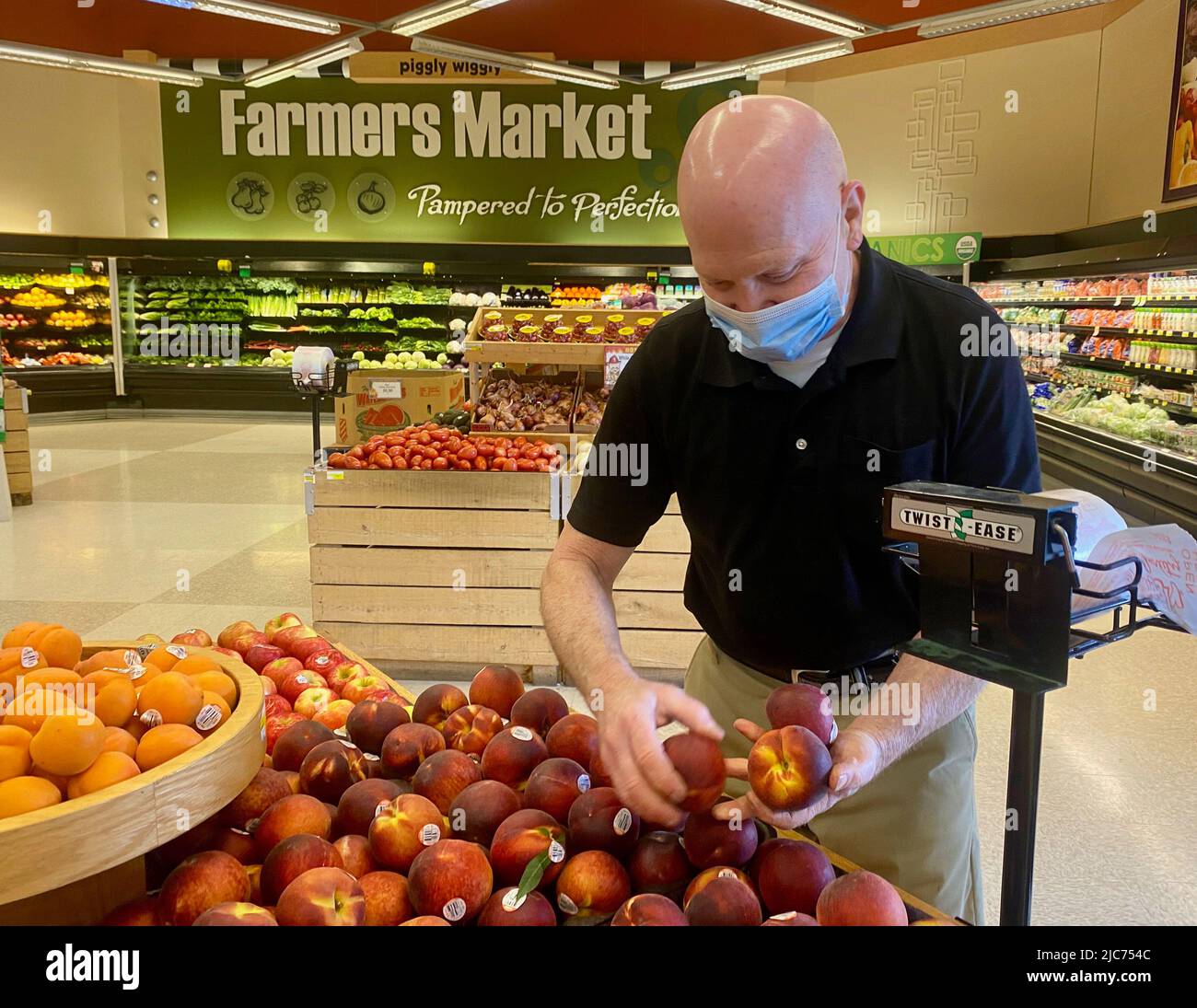 Mount Pleasant, Wisconsin, USA. 10th June, 2022. Grocery worker STEVE ...