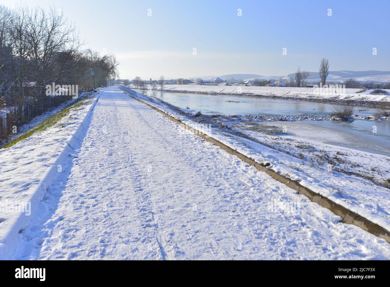 Frozen riverbank hi-res stock photography and images - Alamy