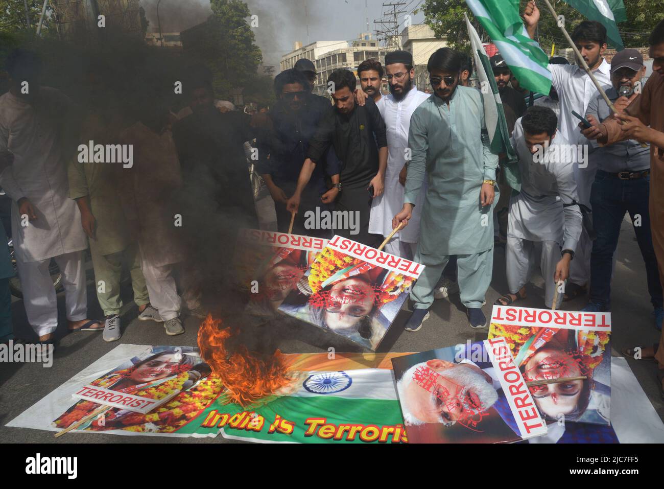 Pakistan flag burn hi-res stock photography and images - Alamy
