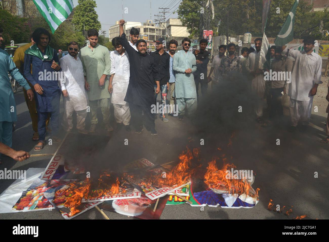Pakistan flag burn hi-res stock photography and images - Alamy