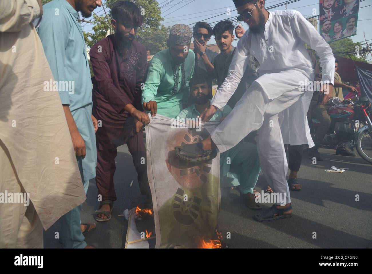 Pakistan flag burn hi-res stock photography and images - Alamy