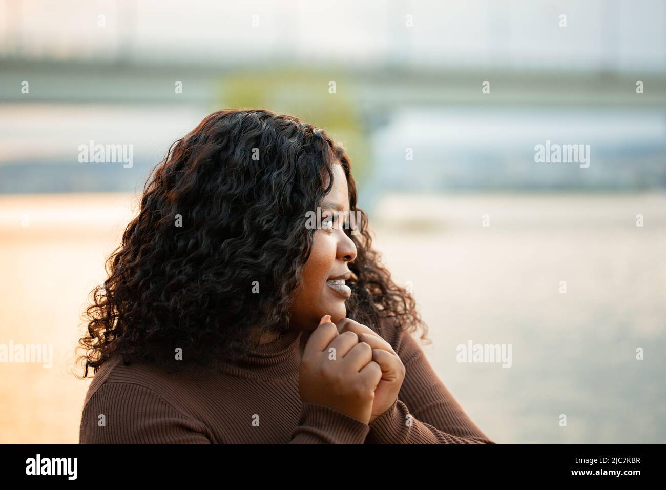 Full figured girl hi-res stock photography and images - Alamy