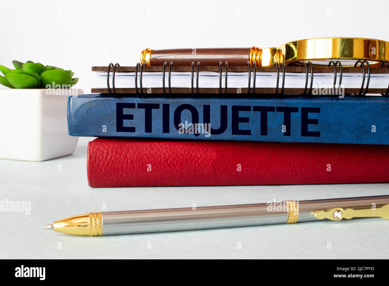 The inscription in the label ETIQUETTE, next to glasses and pencils ...