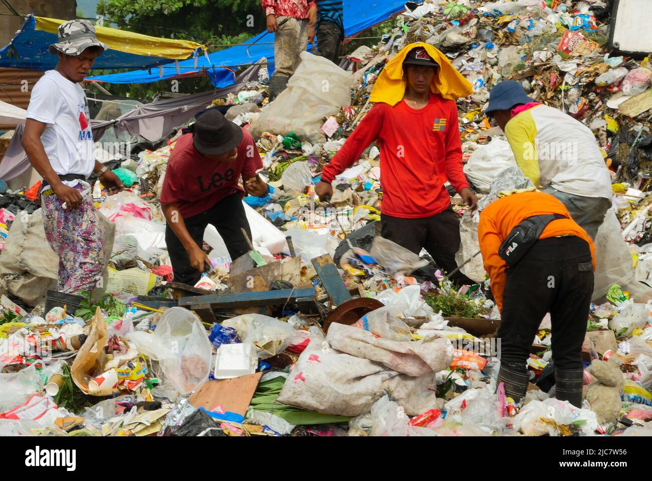 June 8, 2022, Rizal, Philippines: Waste pickers digs through the piles ...