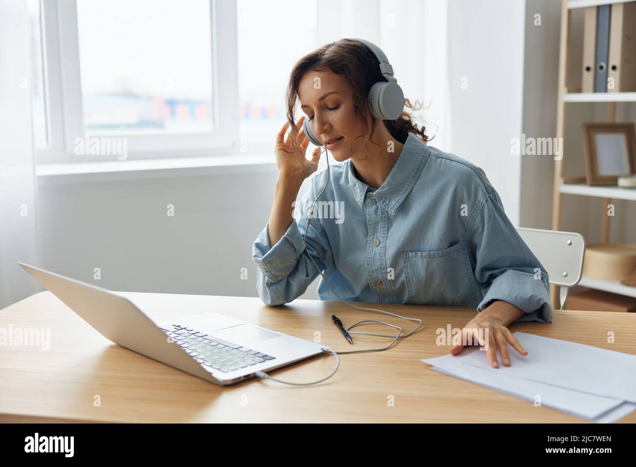 Overjoyed cheerful businesswoman project leader lady speak with ...