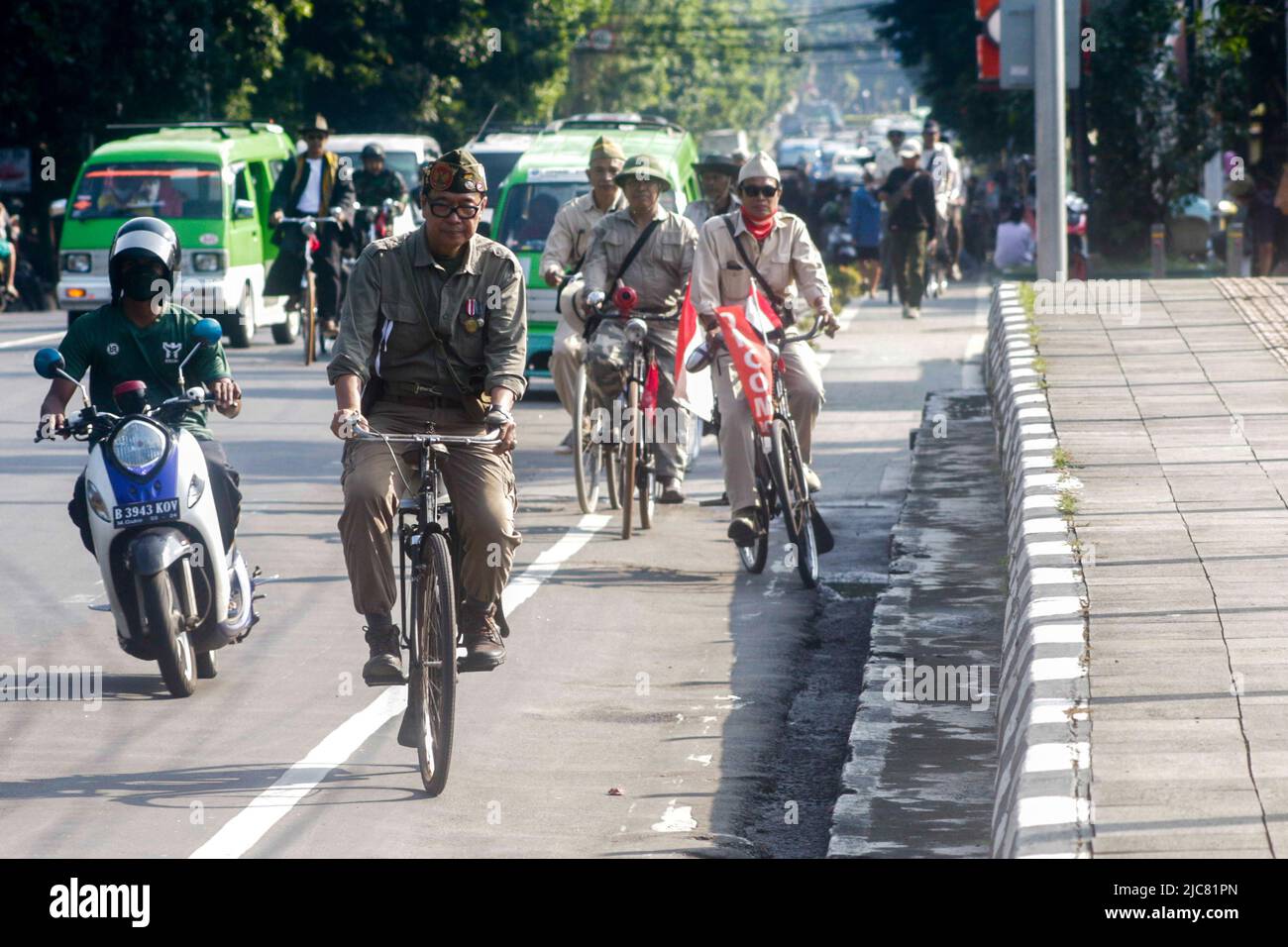 Members of the Onthel community together with the Indonesian Old Bike ...