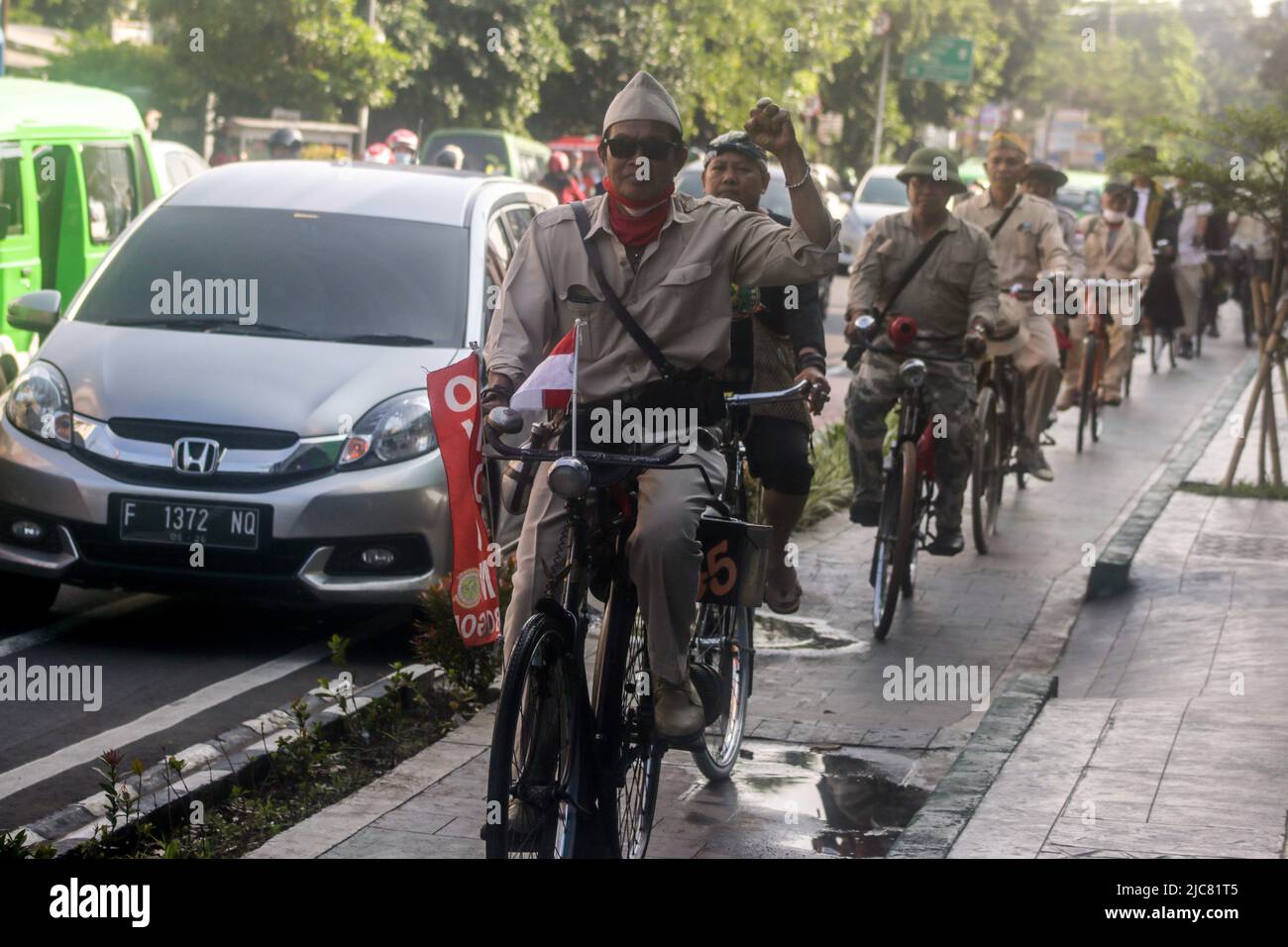 Members of the Onthel community together with the Indonesian Old Bike ...