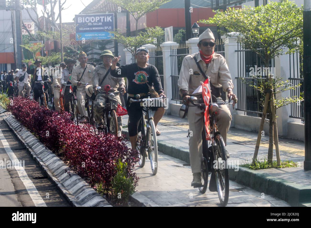 Members of the Onthel community together with the Indonesian Old Bike ...