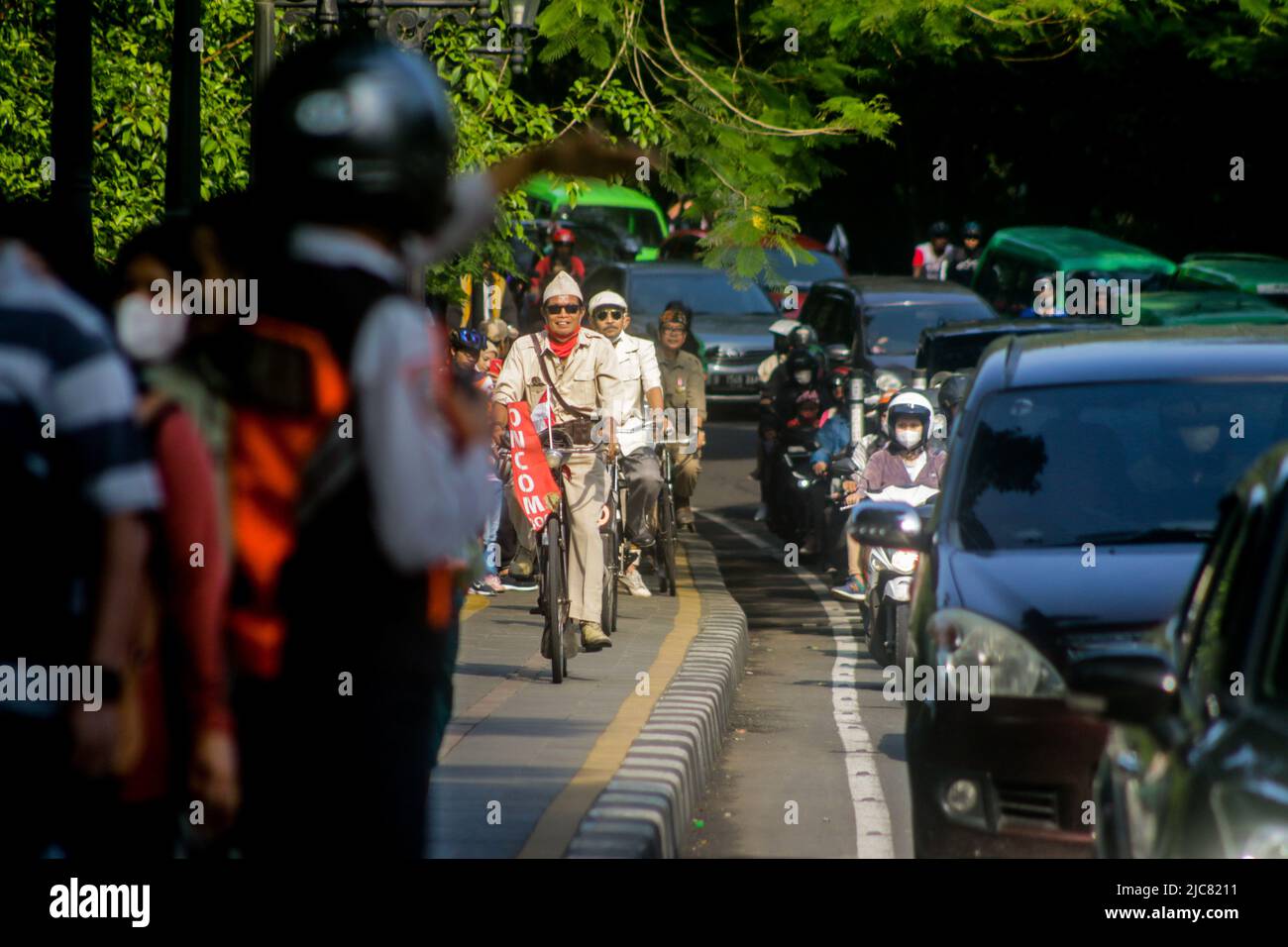 Members of the Onthel community together with the Indonesian Old Bike ...