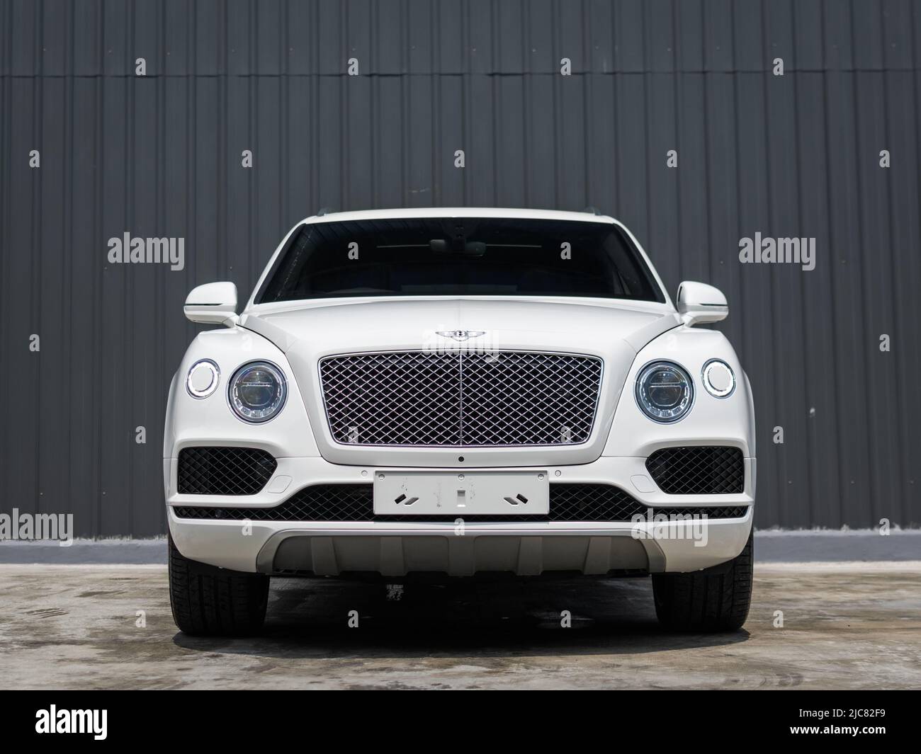 Bentley bentayga v8 hi-res stock photography and images - Alamy