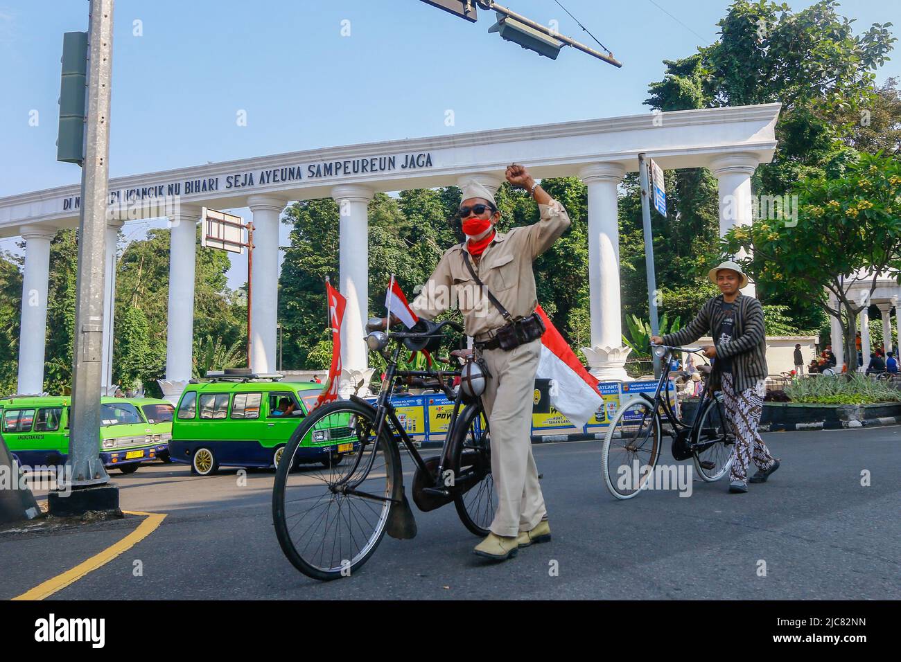 Members of the Onthel community together with the Indonesian Old Bike ...