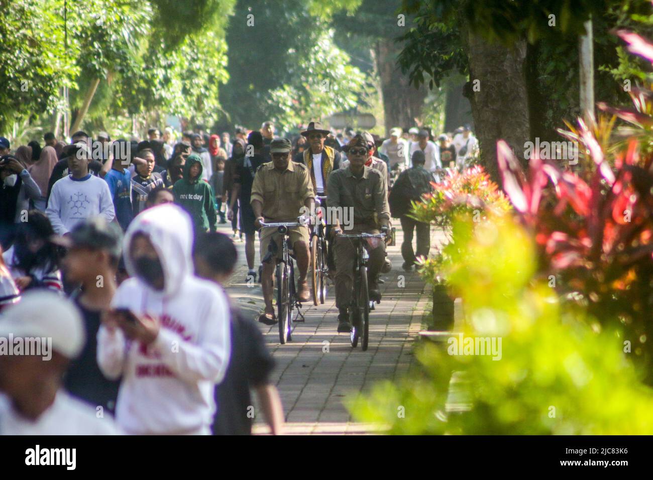 Members of the Onthel community together with the Indonesian Old Bike ...