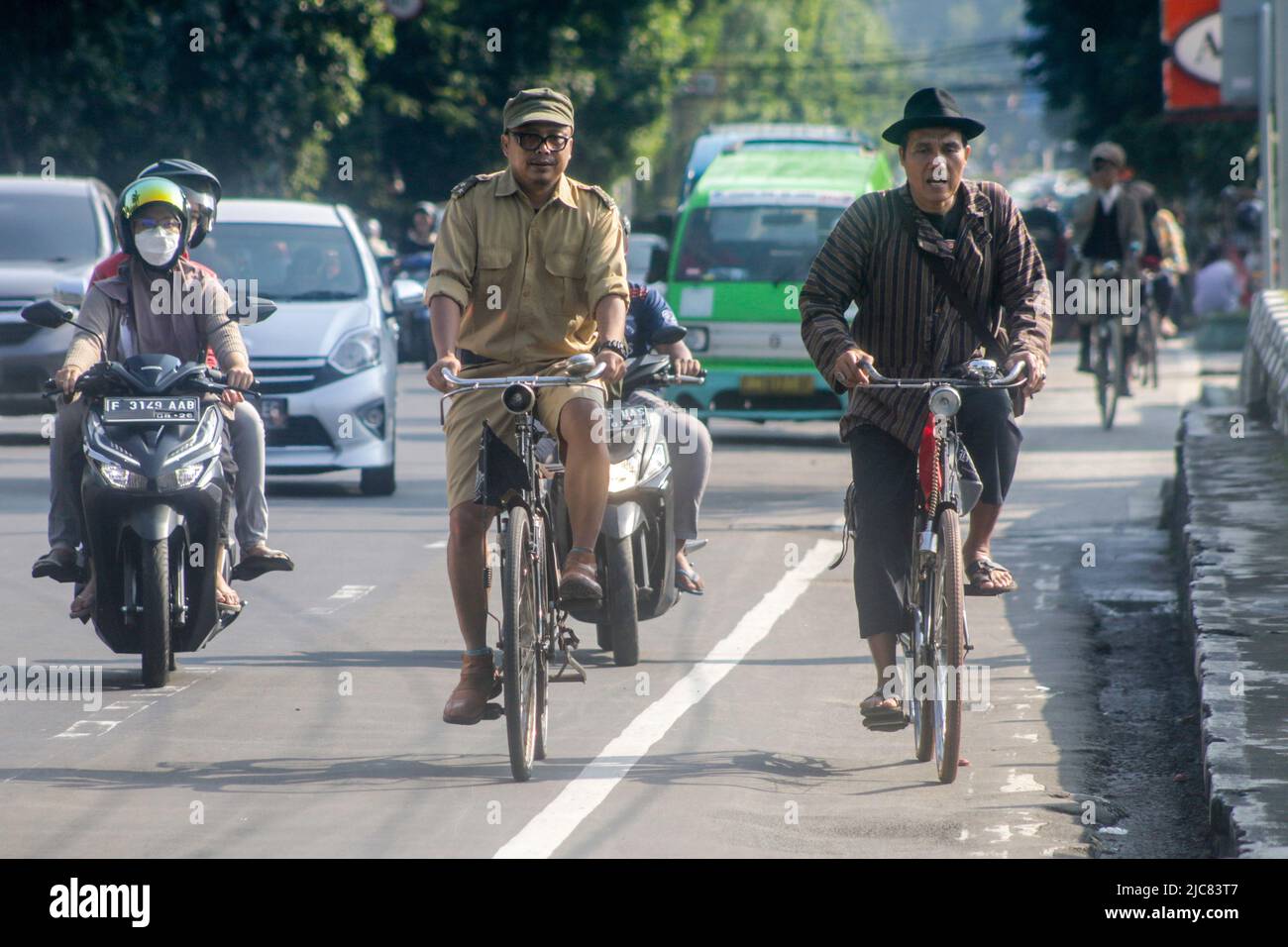 Members of the Onthel community together with the Indonesian Old Bike ...