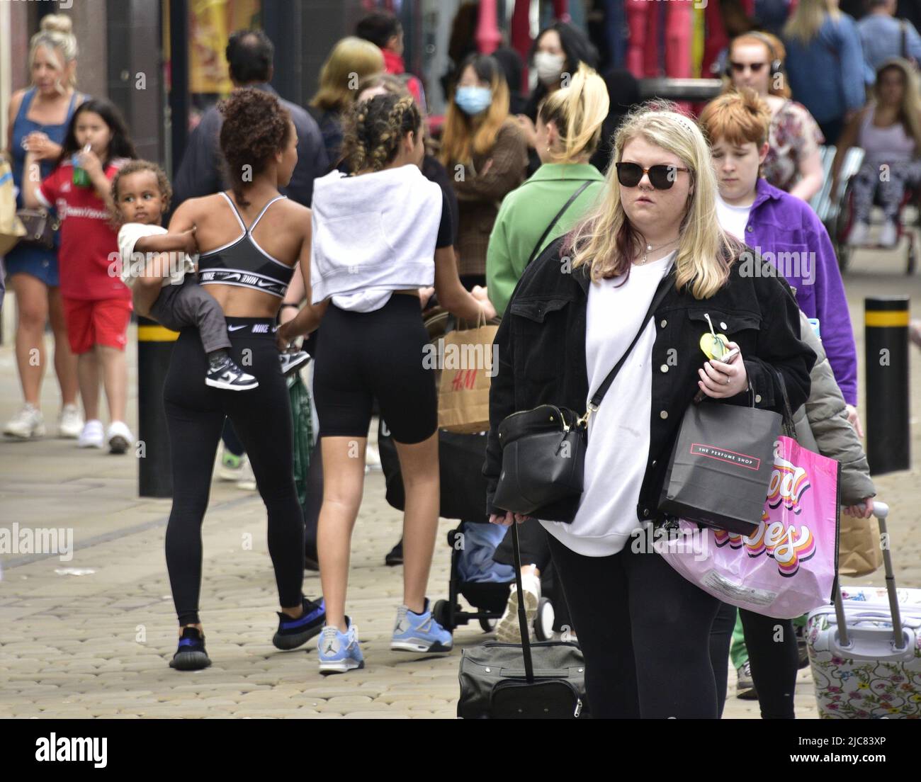 Manchester, UK. 11th June, 2022. Crowds build in central Manchester ...