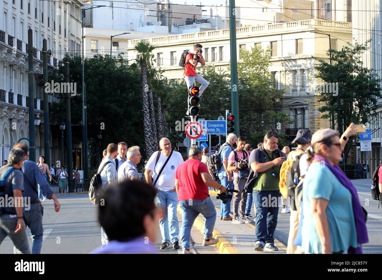 Photographer on a traffic light covers a univercity student ...
