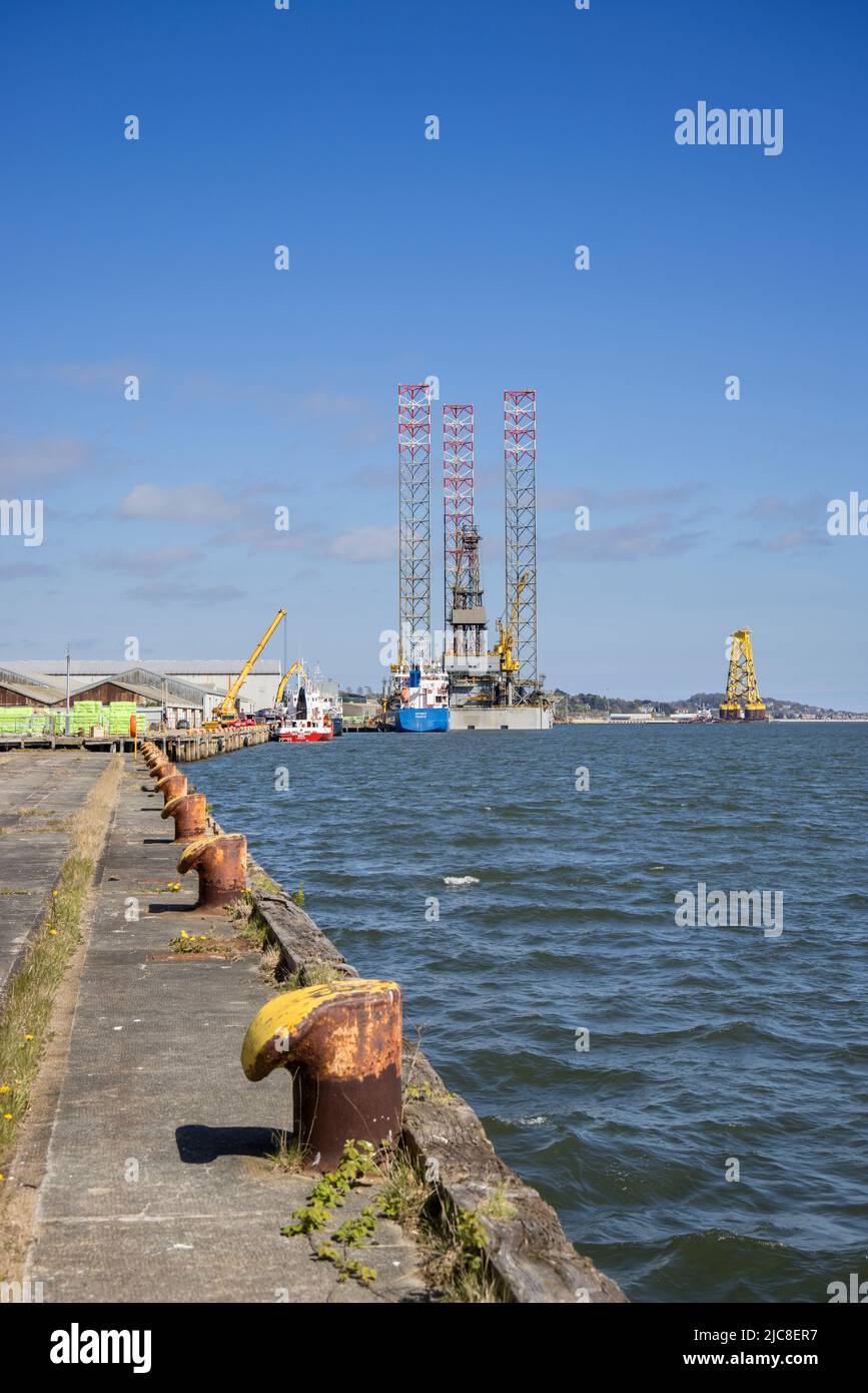 the port of dundee on the river tay scotland Stock Photo - Alamy