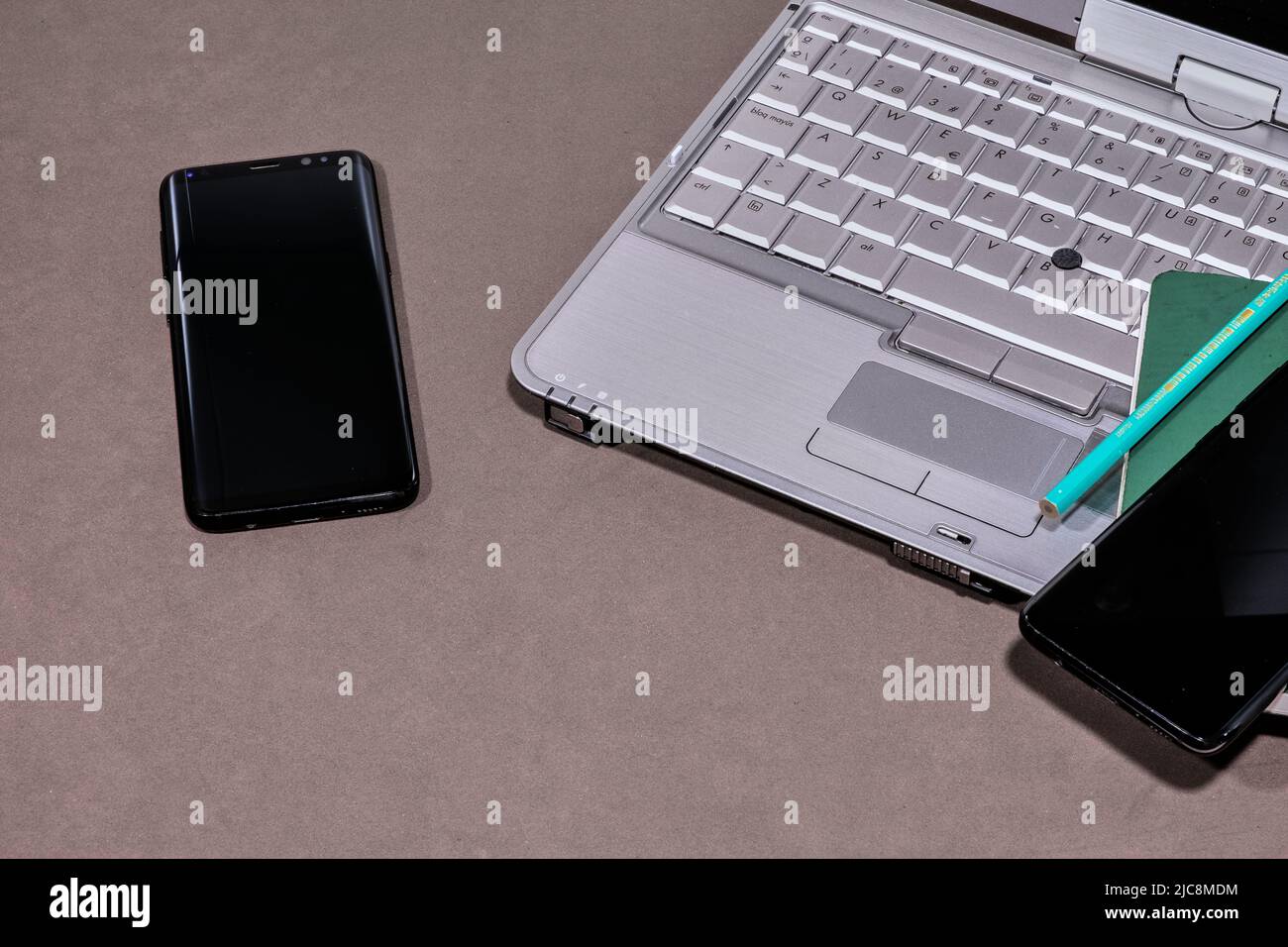 Grey table note pad laptop hi-res stock photography and images - Alamy