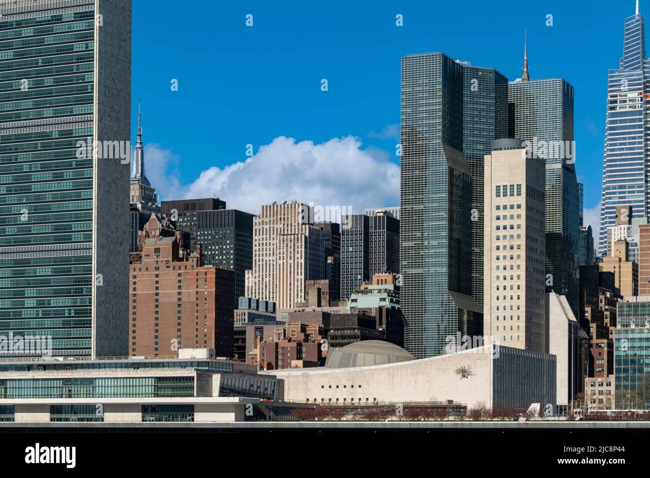 United Nations Building , blue sky background Stock Photo - Alamy
