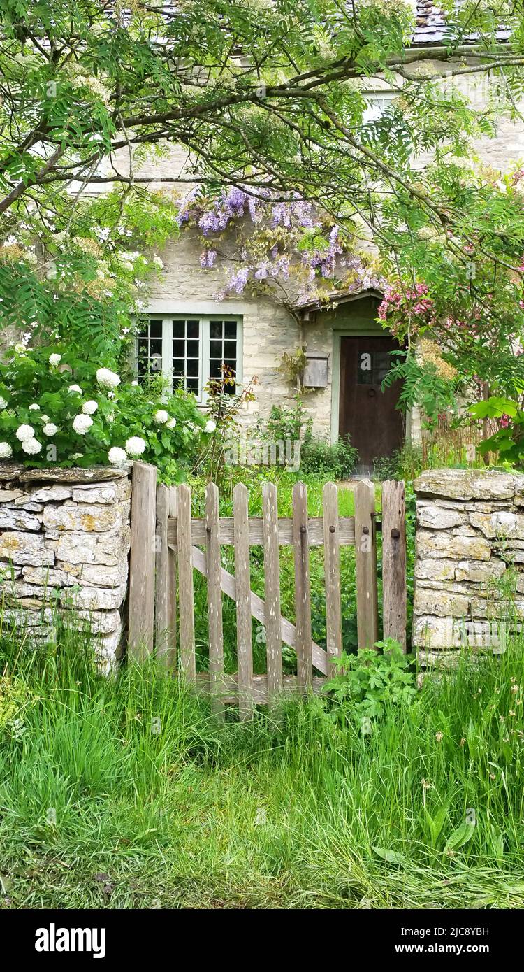 Charming Cotswold's cottage gate Stock Photo - Alamy