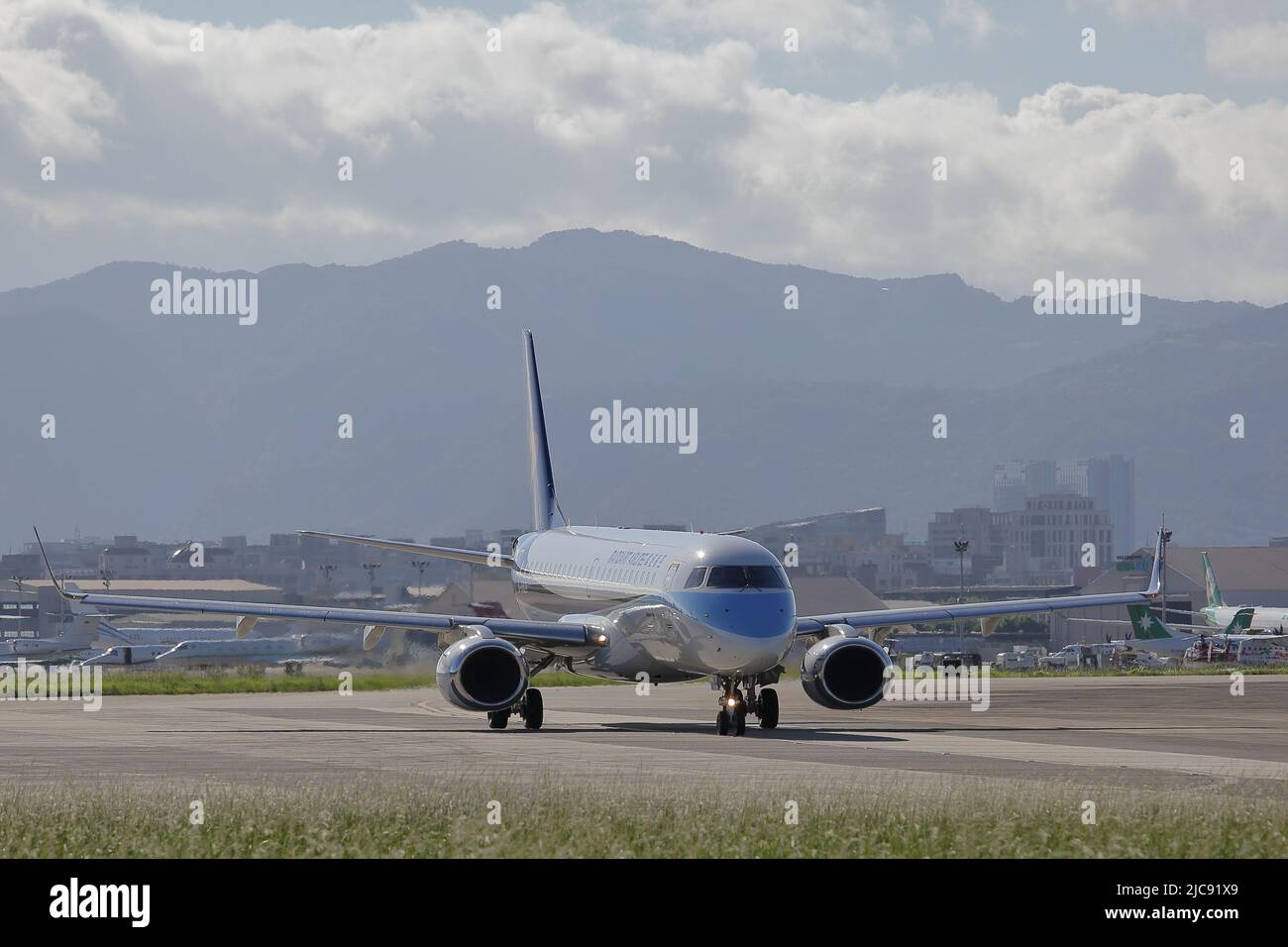 Mandarin airlines embraer hi-res stock photography and images - Alamy