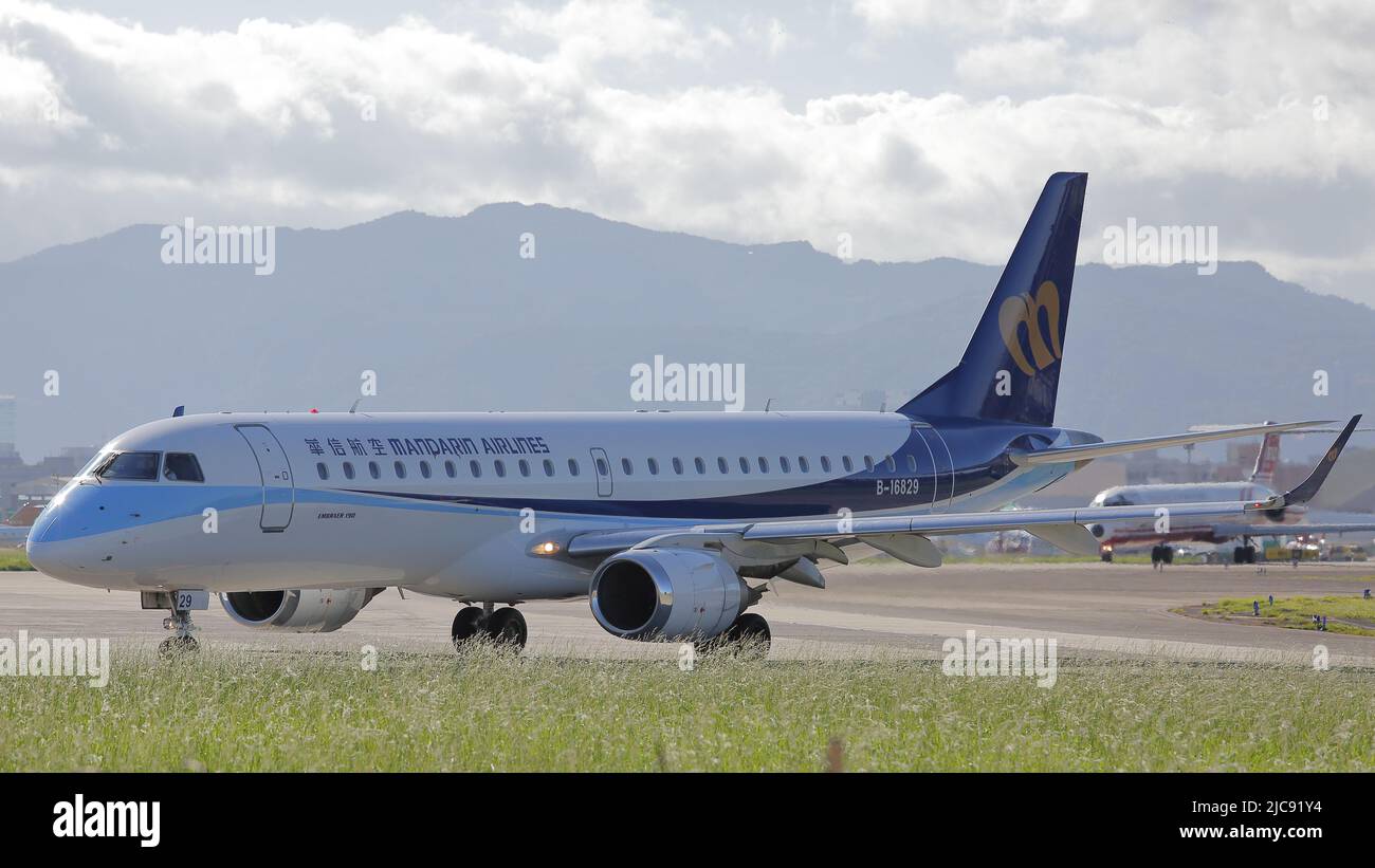 Mandarin airlines embraer hi-res stock photography and images - Alamy