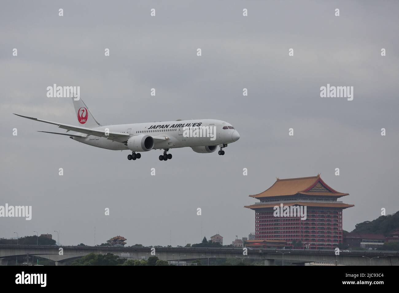 JA827J Japan Airlines Boeing 787-8 Dreamliner is going to land to ...