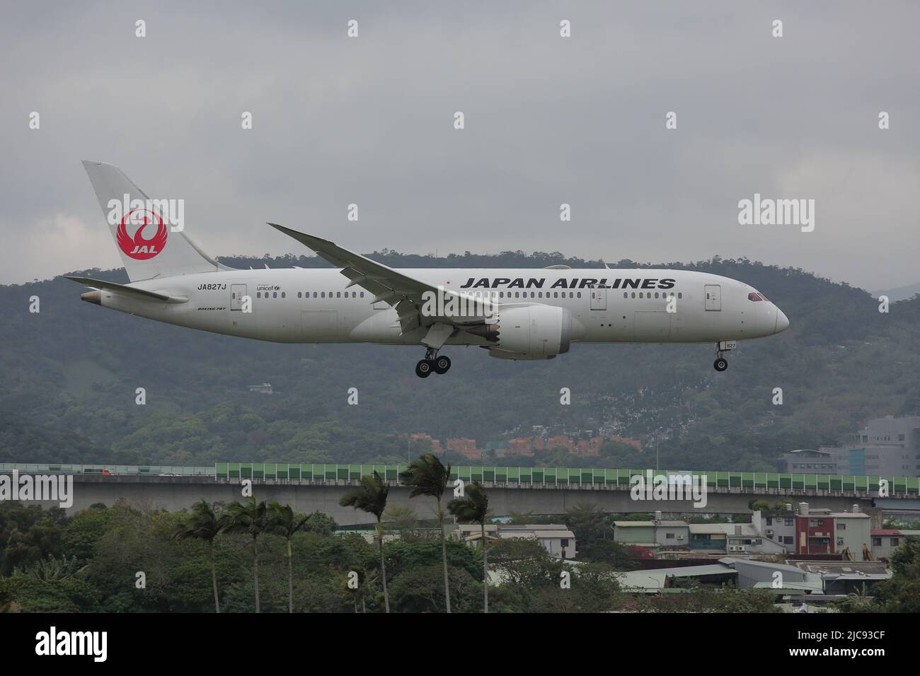 JA827J Japan Airlines Boeing 787-8 Dreamliner is going to land to ...