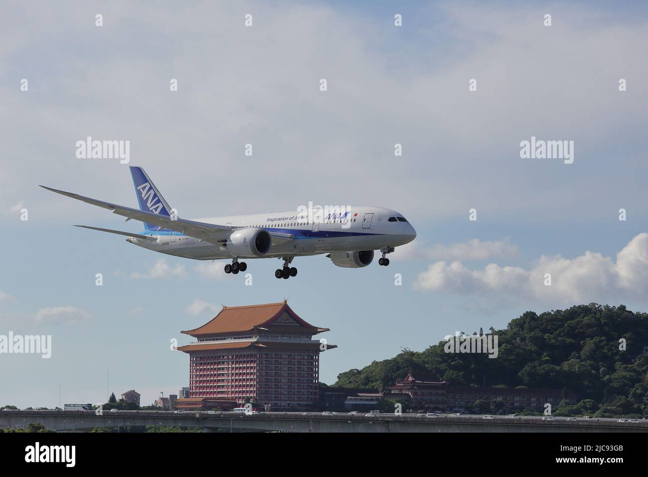 JA808A All Nippon Airways Boeing 787-8 Dreamliner is landing to Taipei Songshan Airport (TSA ...