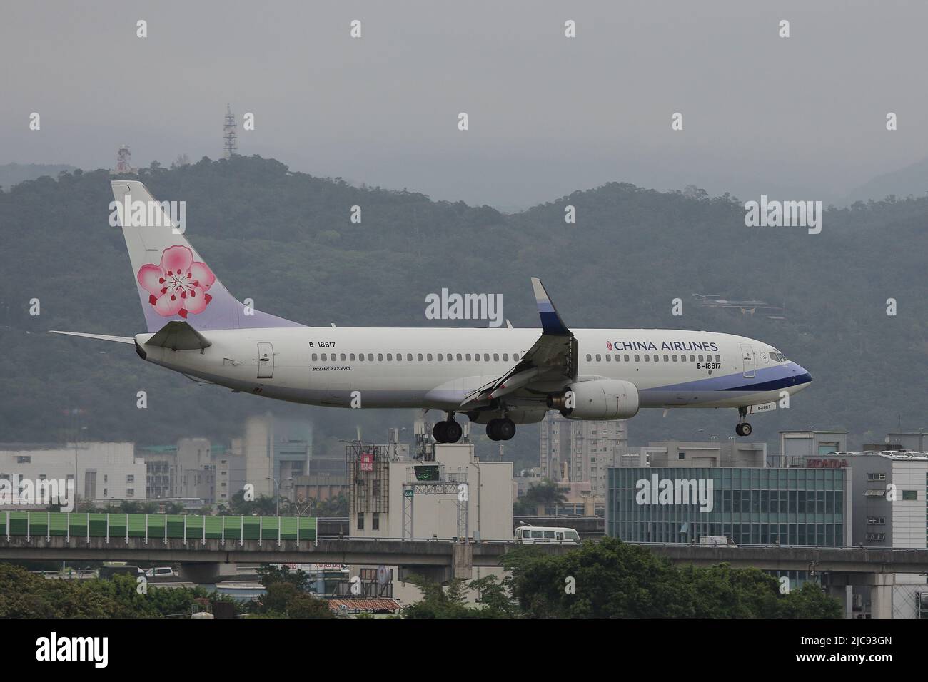 B-18617 China Airlines Boeing 737-800 is going to land to Taipei ...