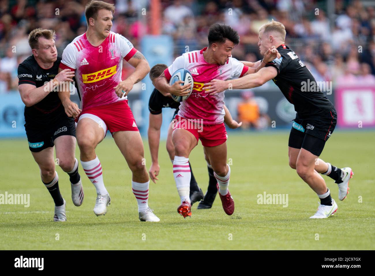 Marcus Smith #10 of Harlequins sets the try for Hugh Tizard #5 of ...
