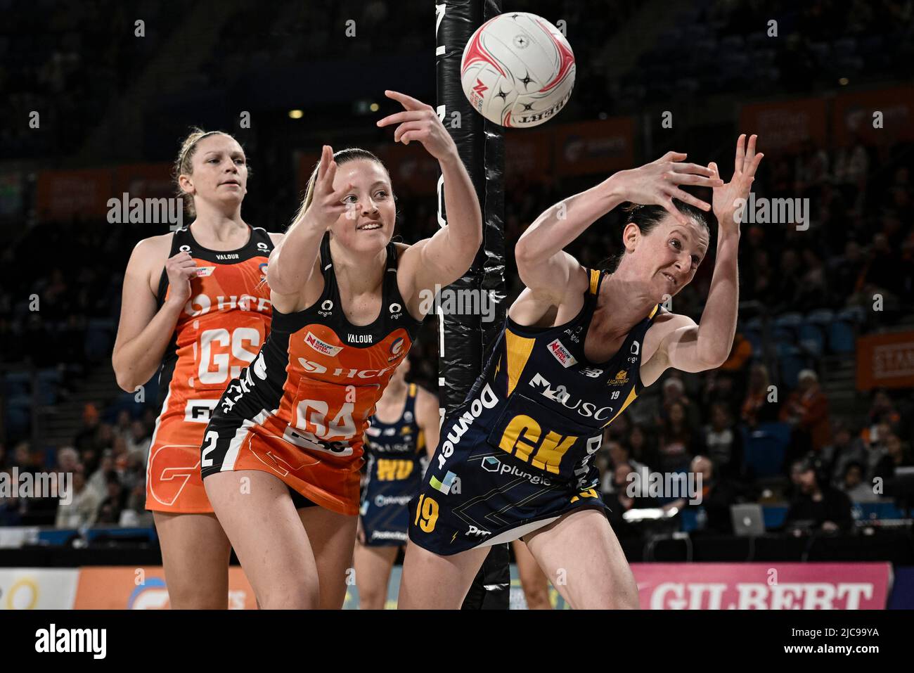 Netball catch hi-res stock photography and images - Alamy