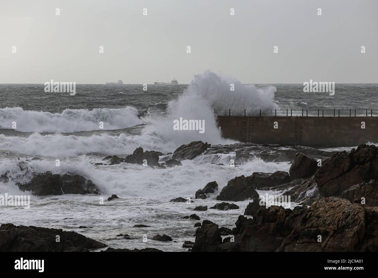 Sea waves hitting shore big hi-res stock photography and images - Alamy