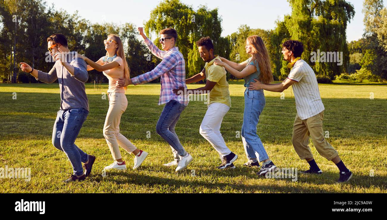 African women and gathering community hi-res stock photography and ...