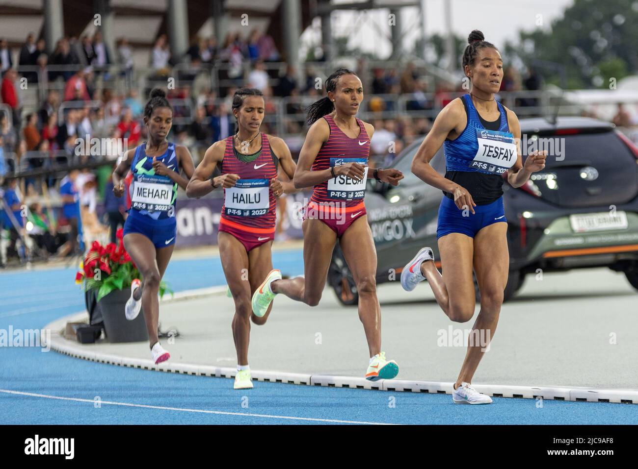 Women's 5000 metres at the P-T-S athletics meeting in the sports site ...