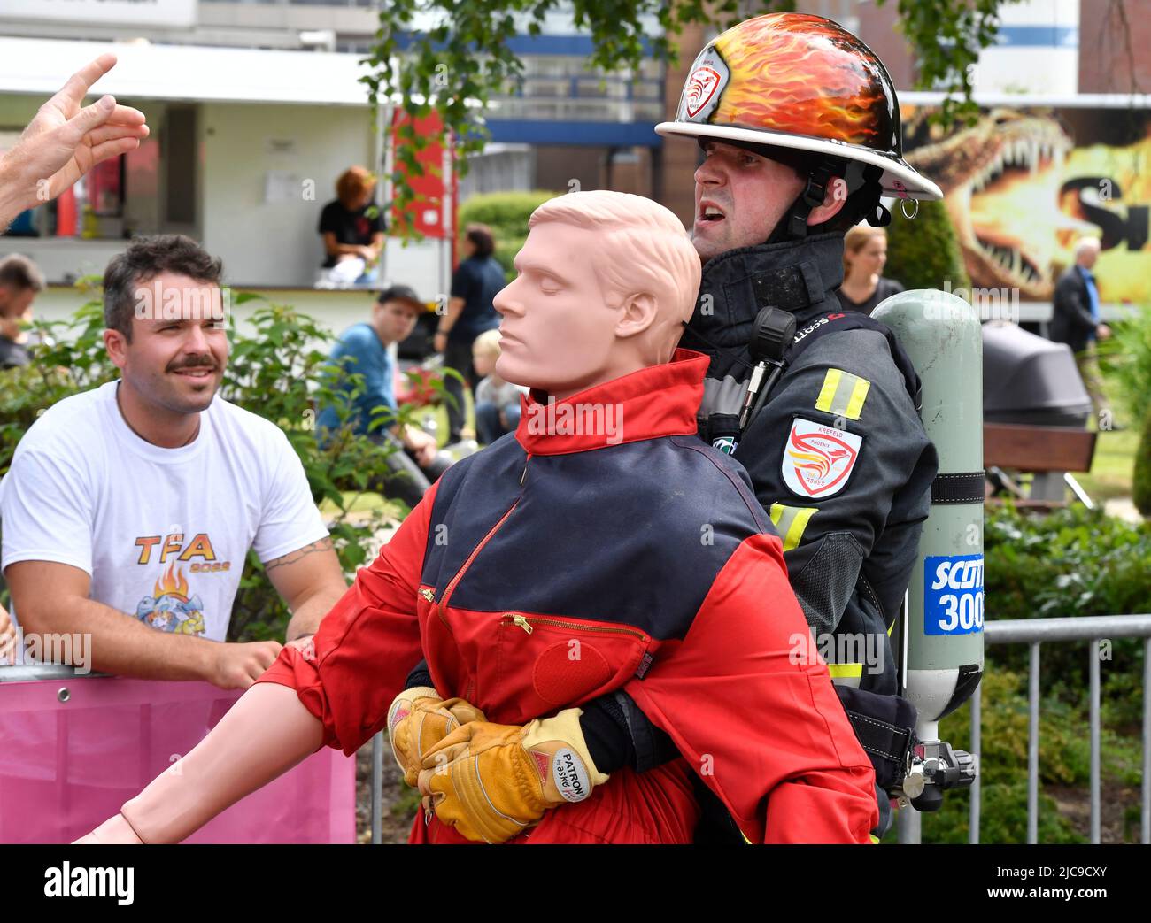 11 June 2022, North Rhine-Westphalia, Mönchengladbach: Firefighter ...