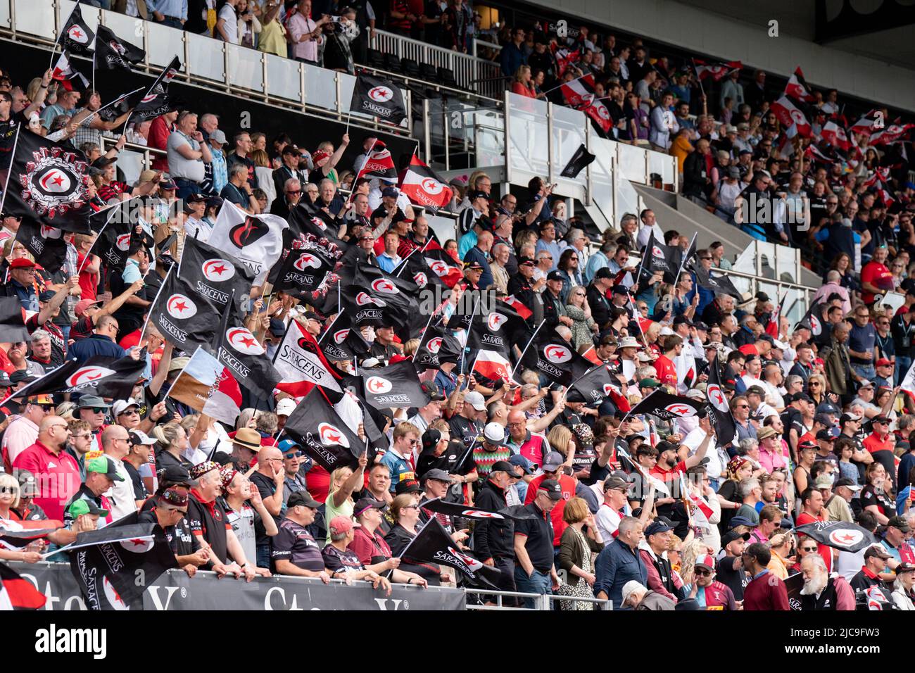 Saracens fans celebrate beating Harlequins 34-17 to reach the final ...