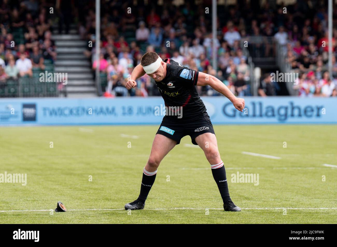Owen Farrell #10 of Saracens converts the try Stock Photo - Alamy