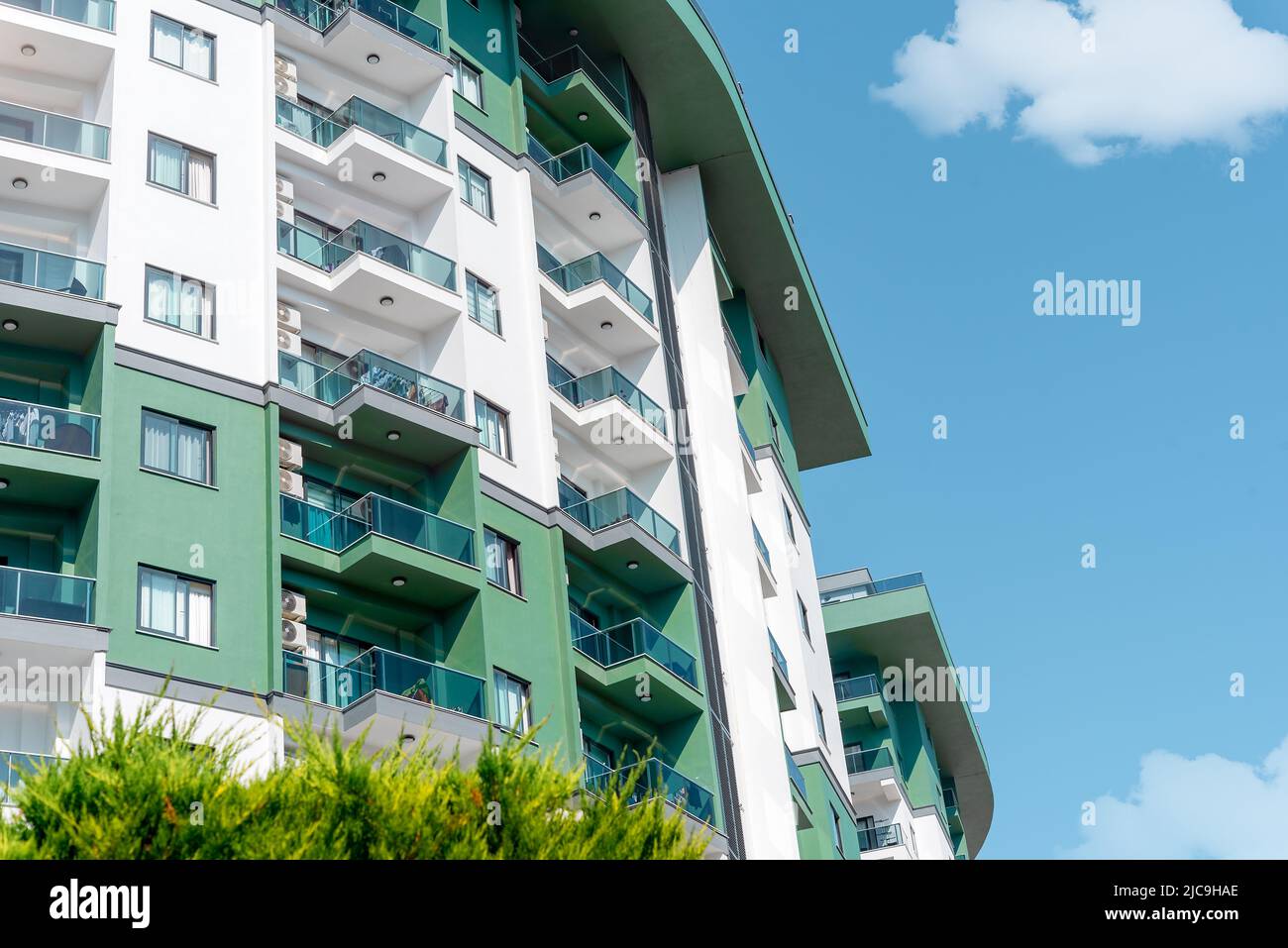 Condo building exterior hi-res stock photography and images - Alamy